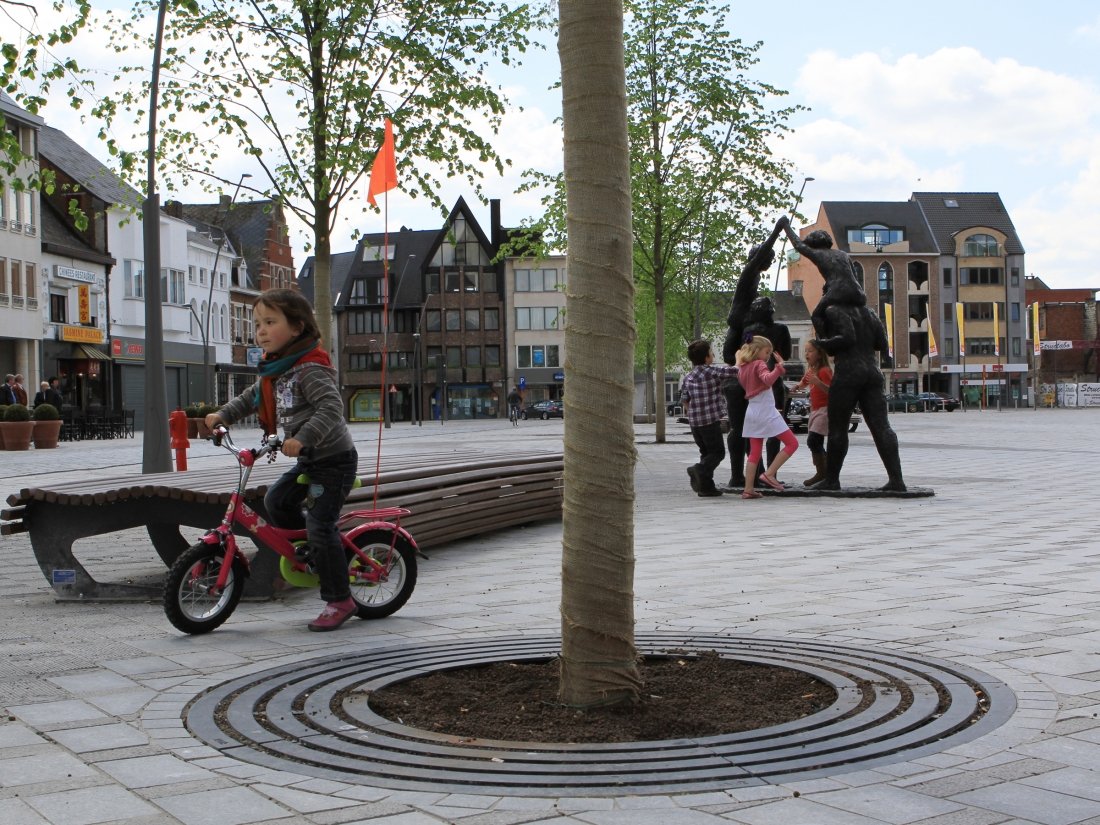 Geel (B), kerkplein - ANAE straatmeubilair